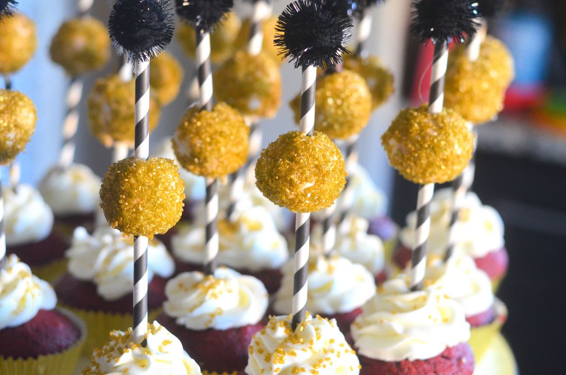 New Year's Eve Ball Dropping Cupcakes - Mooshu Jenne New Year's Eve Ball Dropping Cupcakes - Mooshu Jenne
